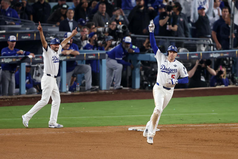 Dodgers walk-off Blue Jays in 18th inning of World Series Game 3 thriller