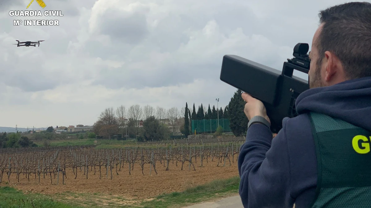 La Guardia Civil refuerza su vigilancia con drones en el aeropuerto de ...