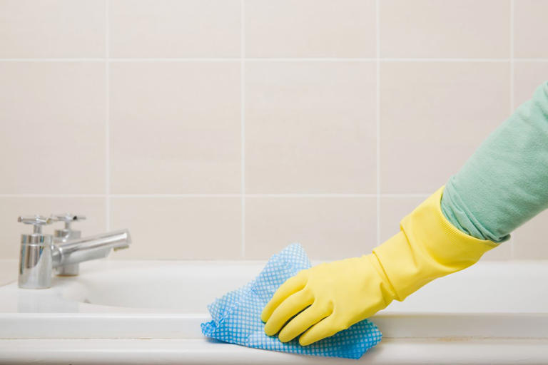 How to clean a bathtub so it looks brand new again