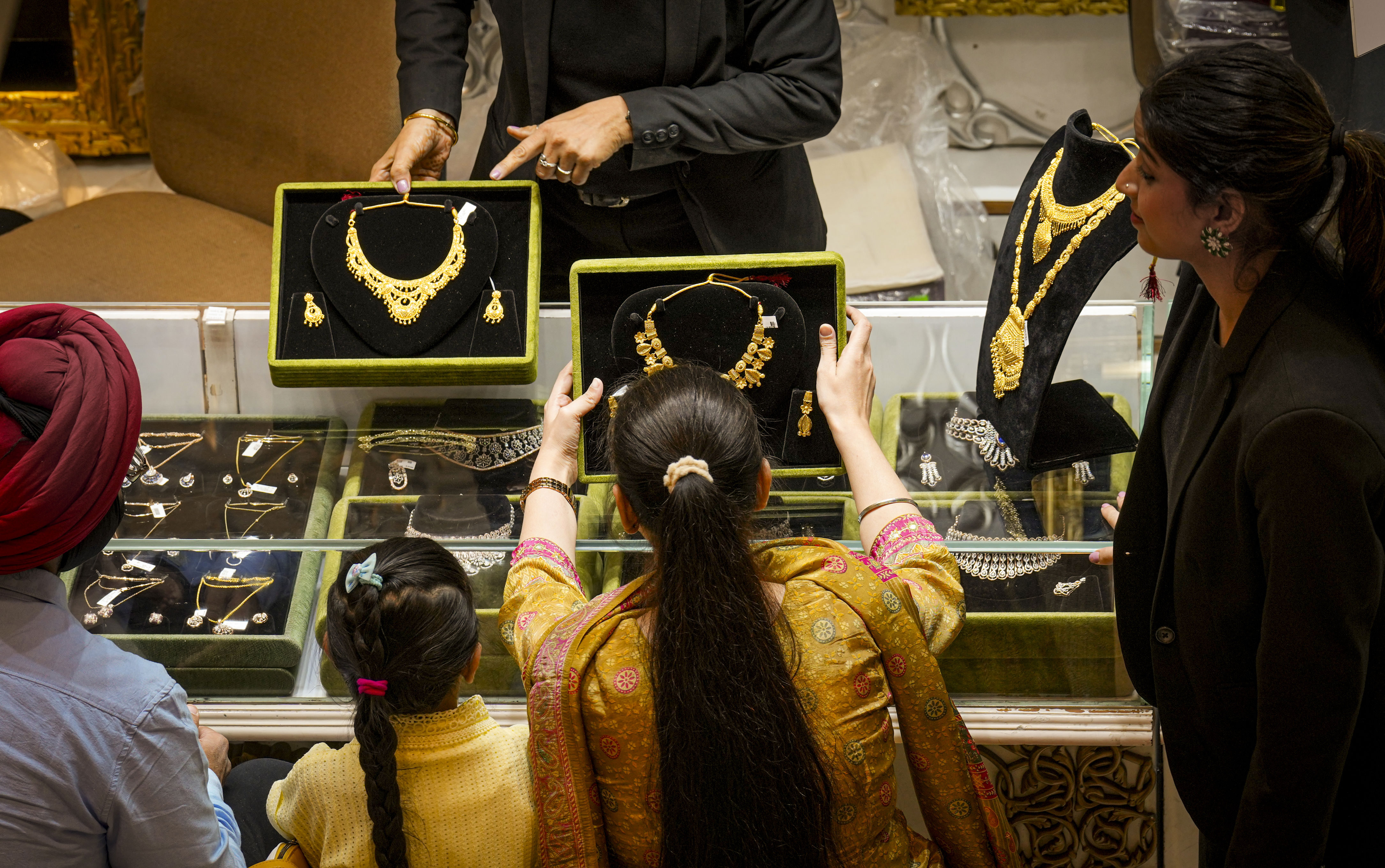 Gold falls Rs 1,000 to Rs 1,23,400/10g on Fed's cautious tone, US-China ...