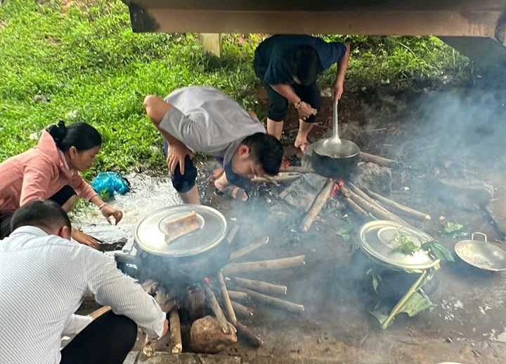 Cán bộ xã tự tay nấu cơm nóng cho bà con đến từ vùng sạt lở