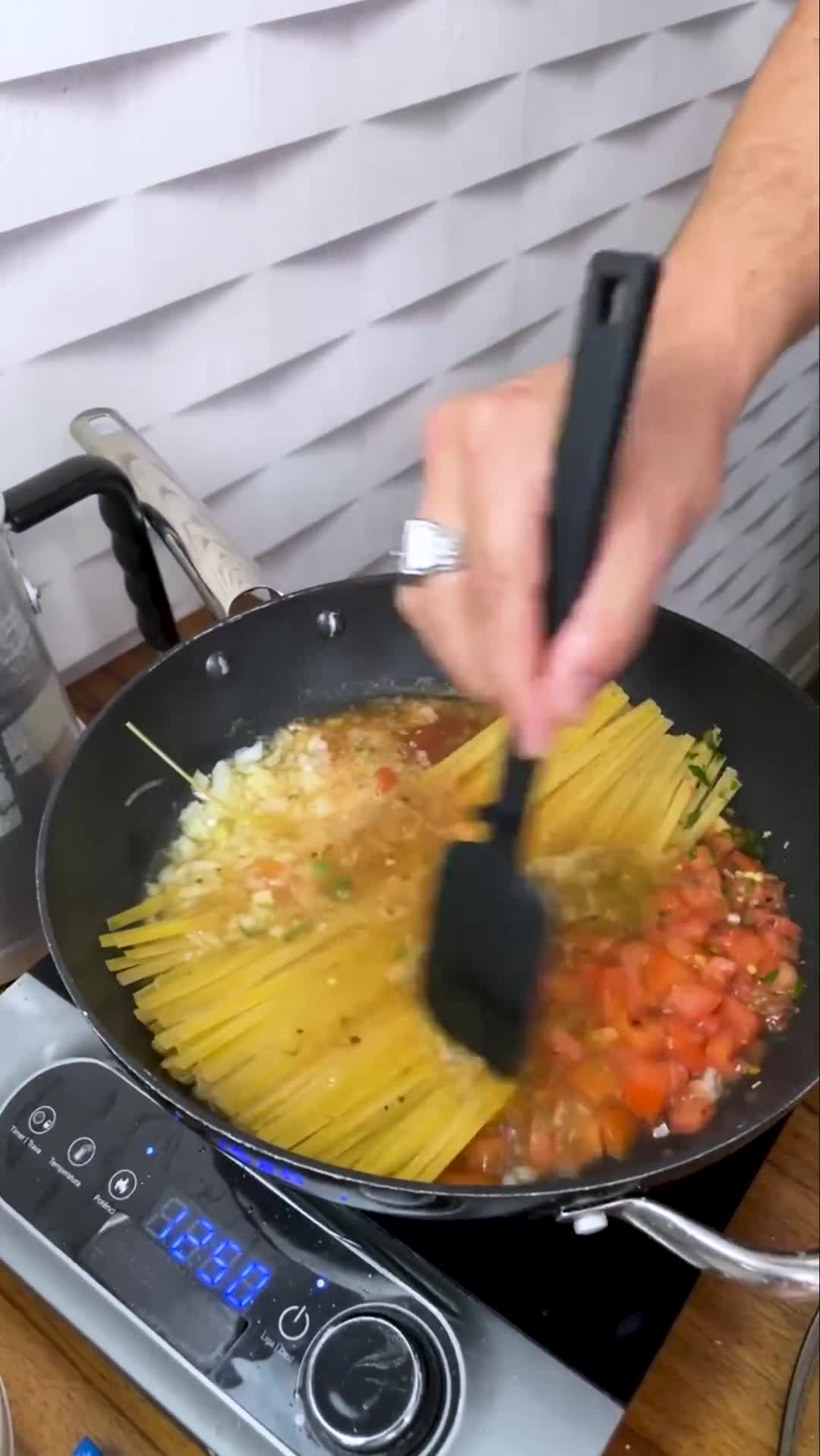 Cocine pasta con salsa de tomate como un chef italiano en una sola olla ...