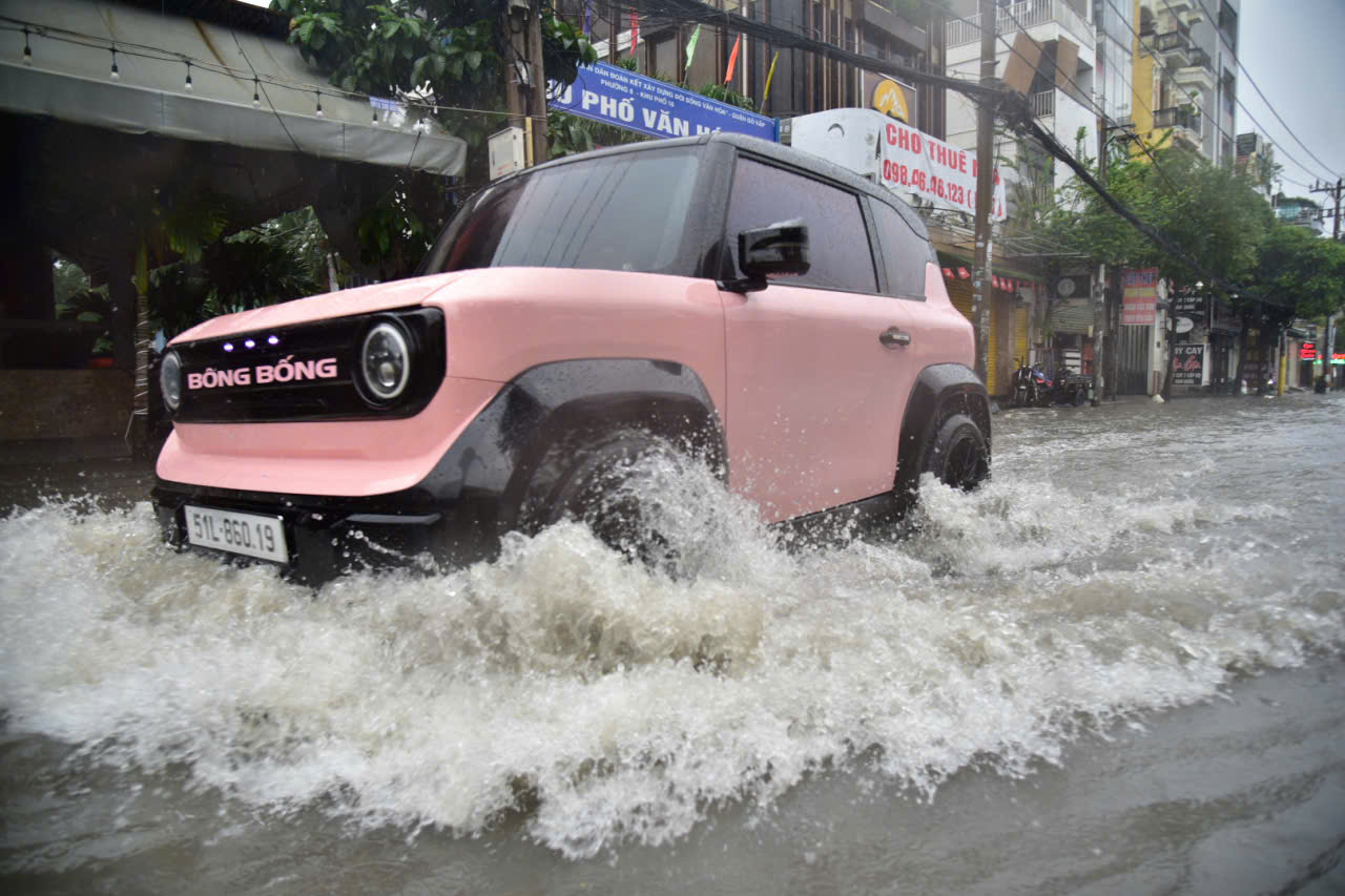 Mưa to giữa trưa, nhiều nơi tại TP.HCM ngập, từ chiều nay đến chiều mai ...