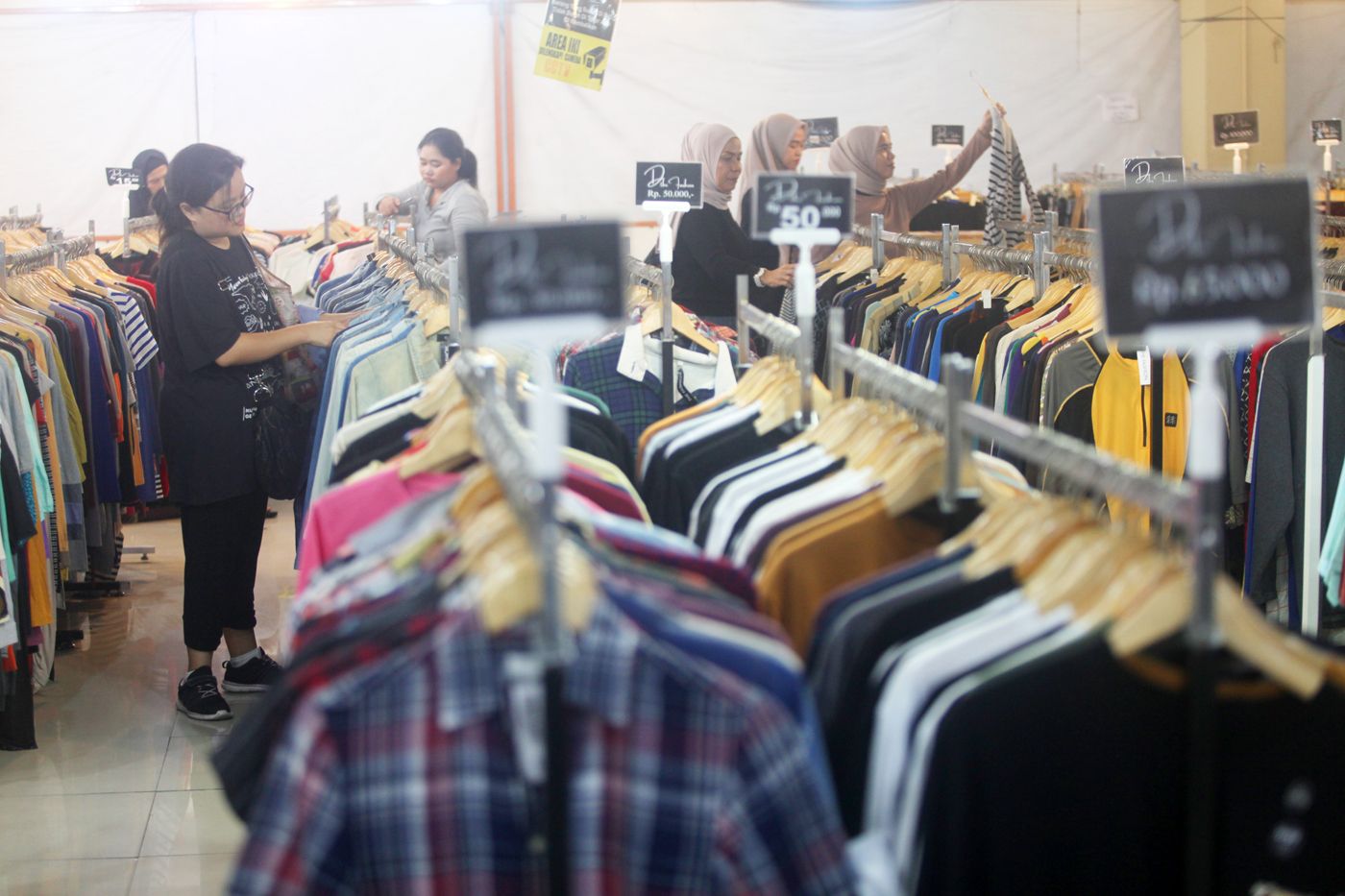 5 Tanda Infeksi Kulit Akibat Pakai Baju Hasil Thrtifting, Nomor 4 ...