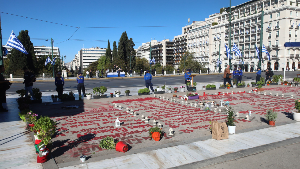 28η Οκτωβρίου: Αστυνομικός κλοιός στο μνημείο του Αγνώστου Στρατιώτη ...