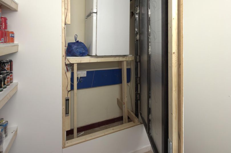 Illegal products found behind false wall during vape shop raids in Conwy