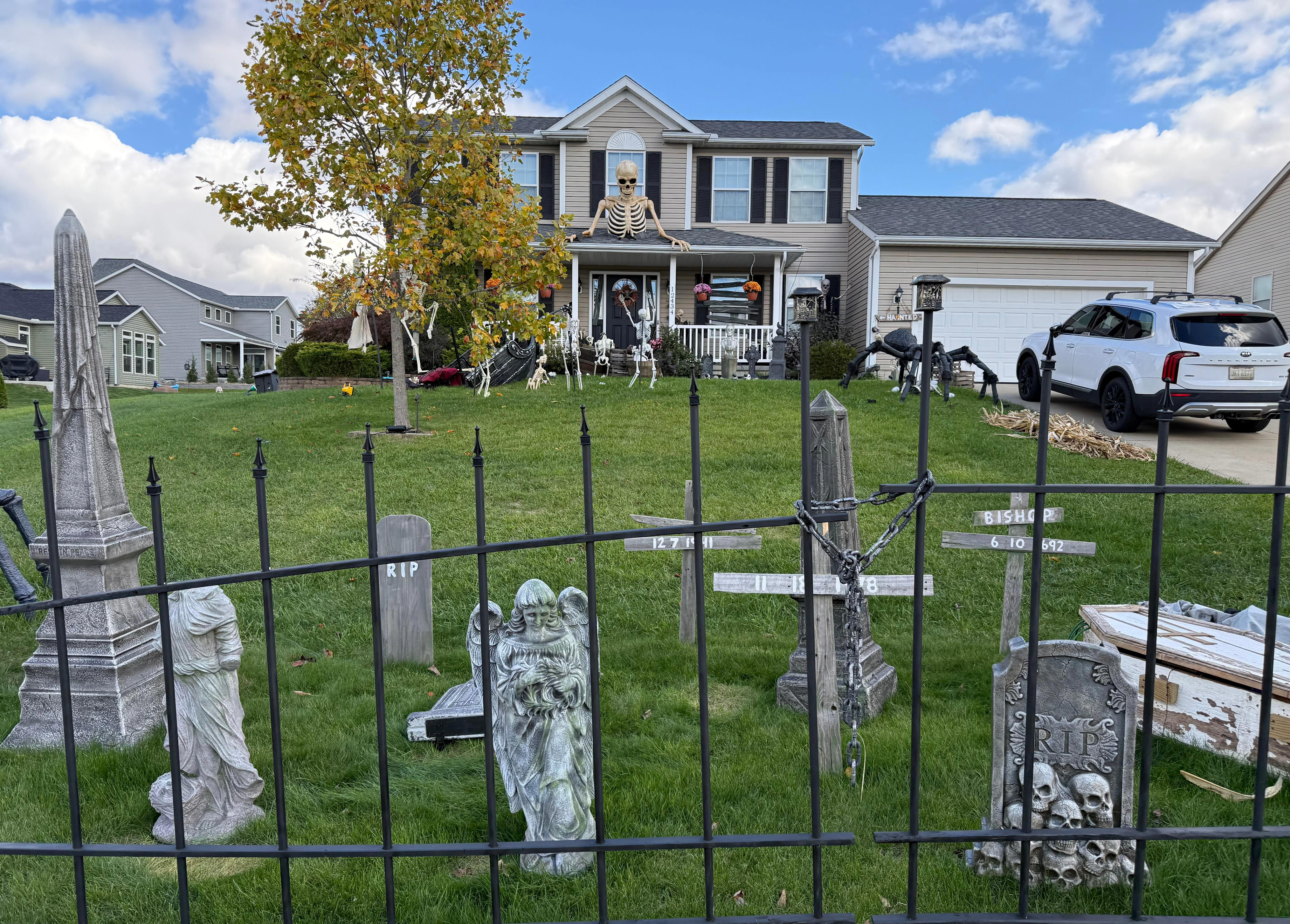 Ghosts, gargoyles and space aliens. Stark County homeowners celebrate Halloween with gusto