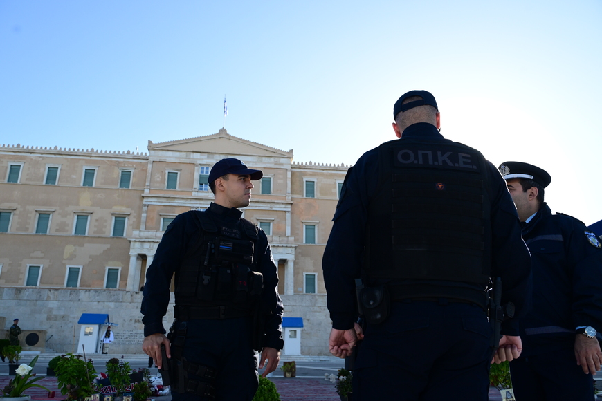 Άγνωστος Στρατιώτης: Αστυνομικό «τείχος» μπροστά από τα ονόματα των 57 ...