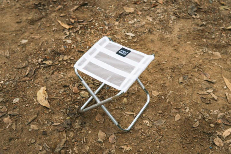 行列が休憩時間に。収納時の厚さ4.5cm、たった270gの折りたたみチェア