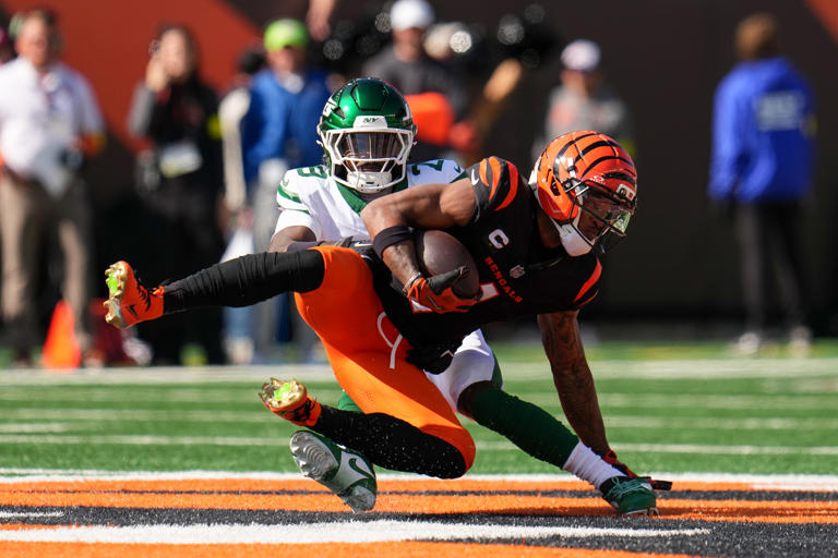 Mike Vrabel, Jarvis Brownlee keep embarrassing the Titans