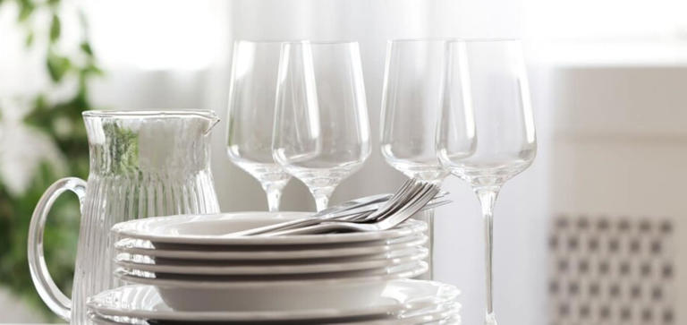 Sleek and Shiny: Glass Crockery for Contemporary Dining