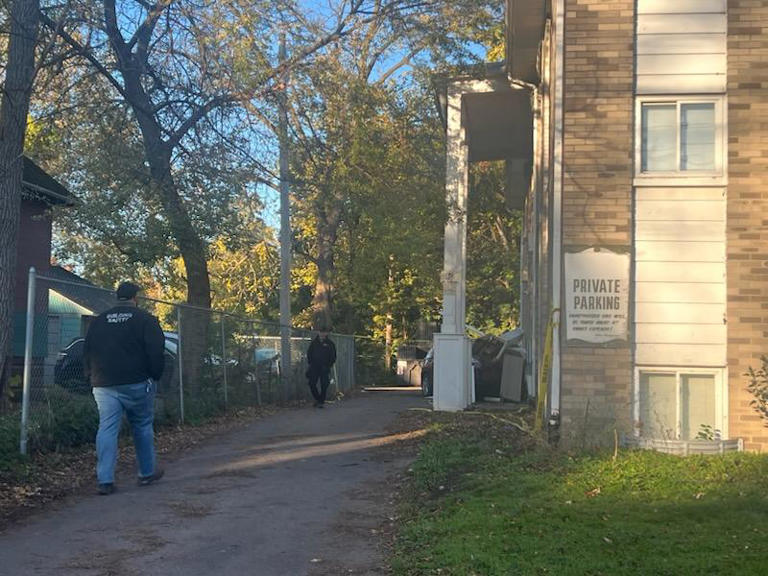 Stolen car crashes into Lansing apartment building, suspects in custody ...