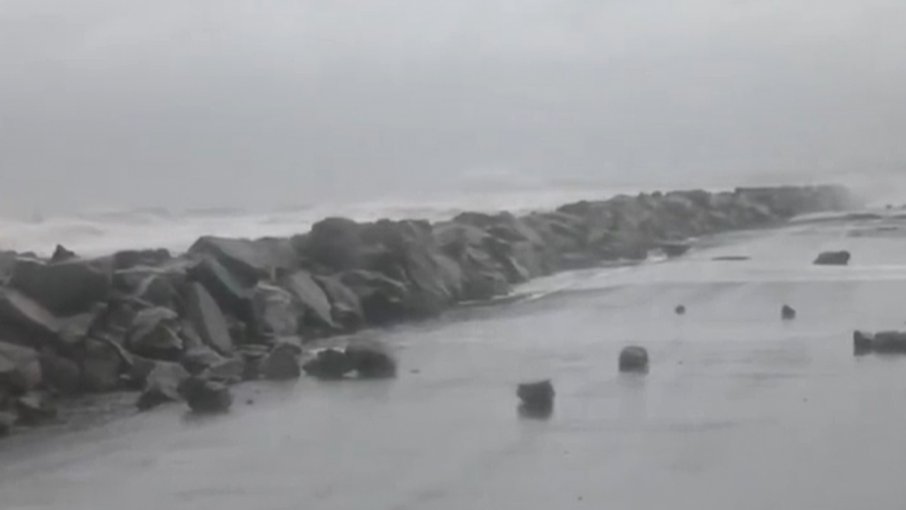 Cyclone Montha: Sea turns rough off Kakinada-Uppada beach along Andhra ...