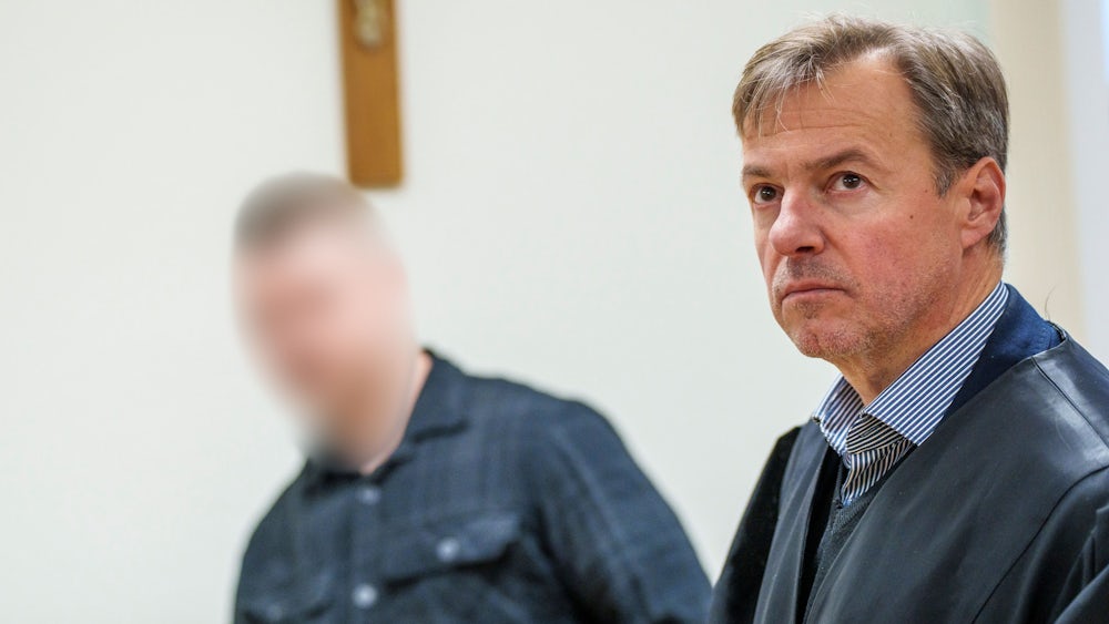 Urteil wegen Strafvereitelung im Amt: Polizist hat gegen Enamullah O ...