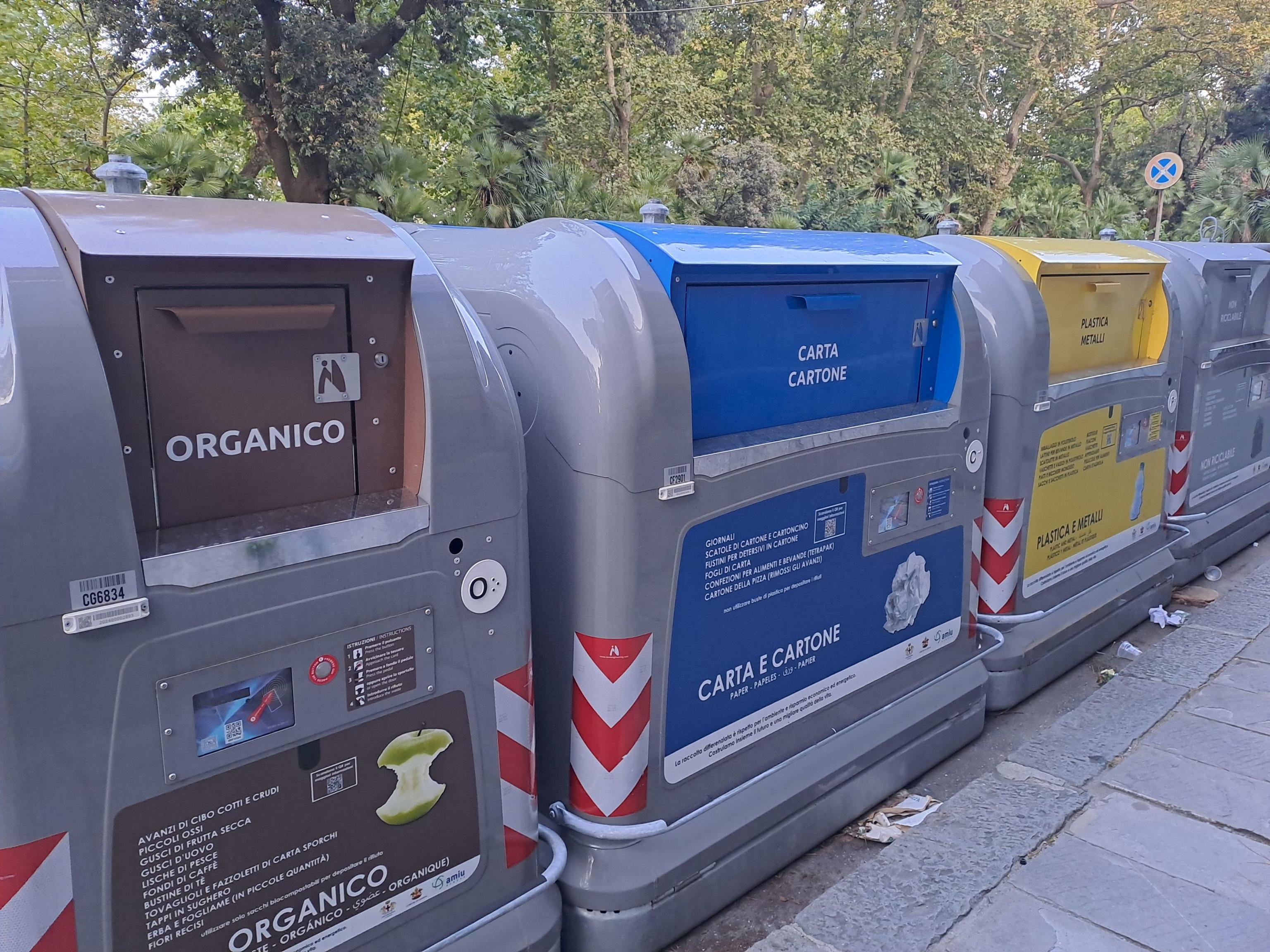 Rifiuti: Pericu, spesi 30 mln per mezzi e 5400 cassonetti