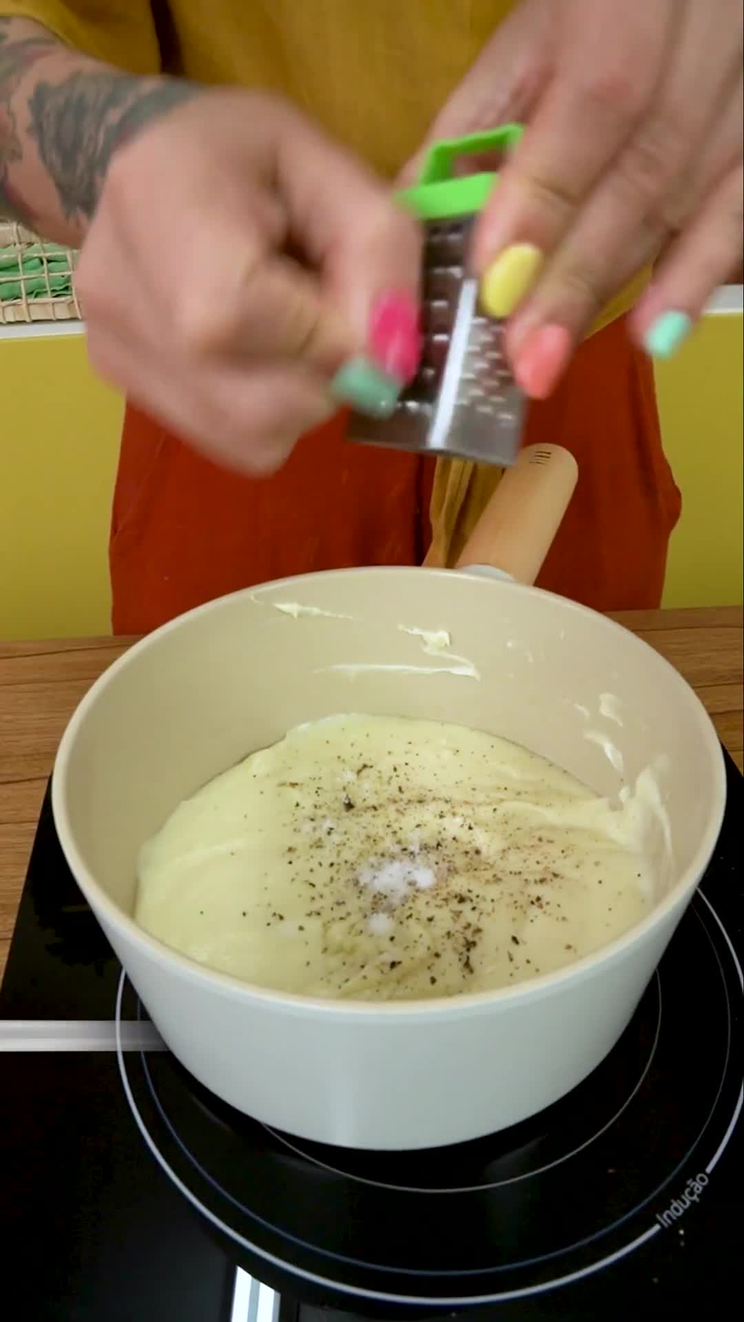 ¡Patatas con salsa Cheddar! ¡Así son irresistibles!