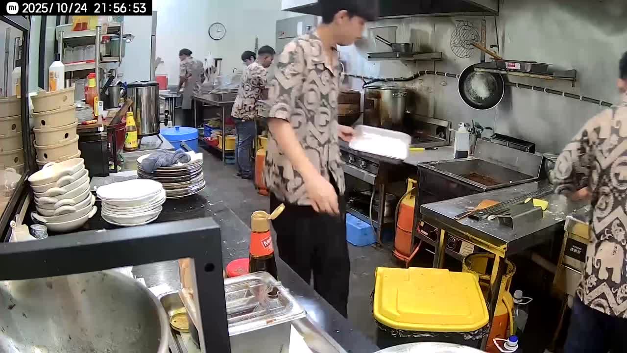 Kitchen worker slips, covers face in flour in Malaysia