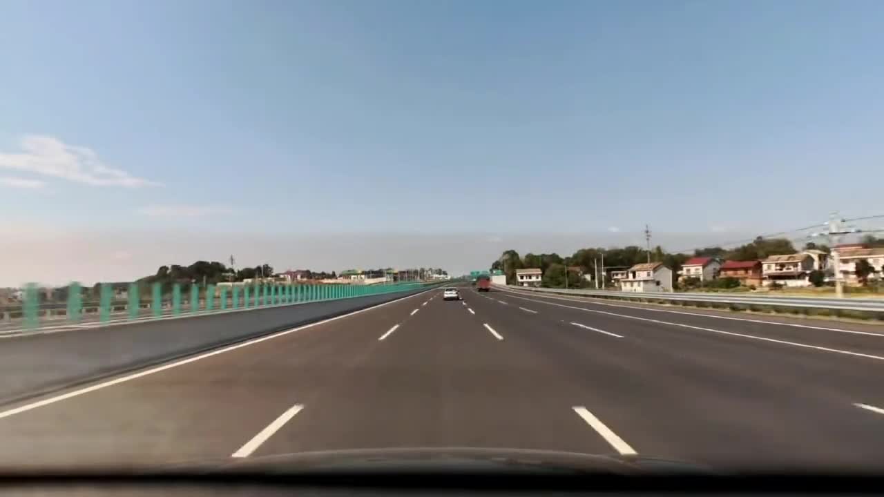 Chain-reaction crash caught on dashcam on expressway in Hunan, China