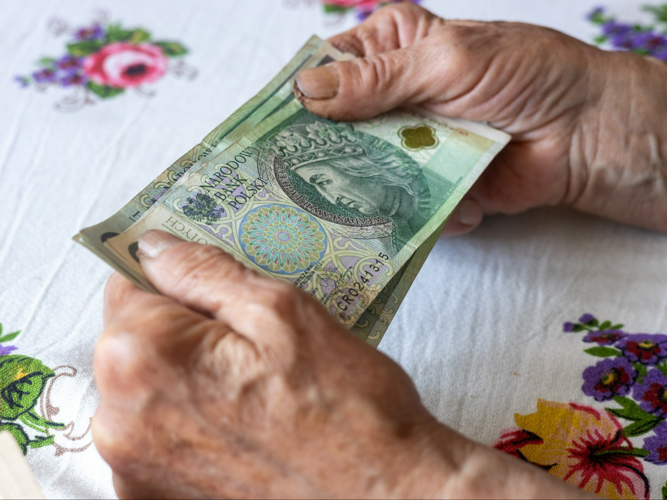 ZUS przyspiesza wypłaty emerytur. Seniorzy dostaną pieniądze wcześniej