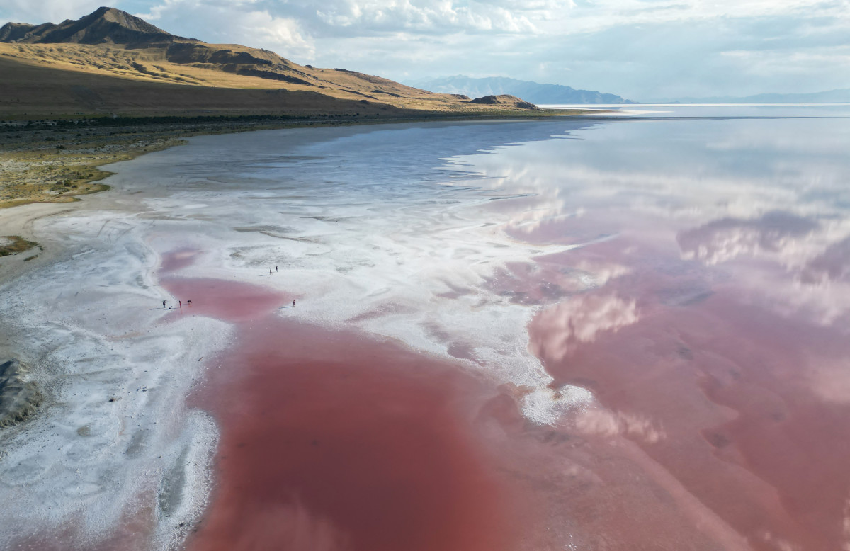 There is a lake in Utah that is shockingly pink (and yes, very real)