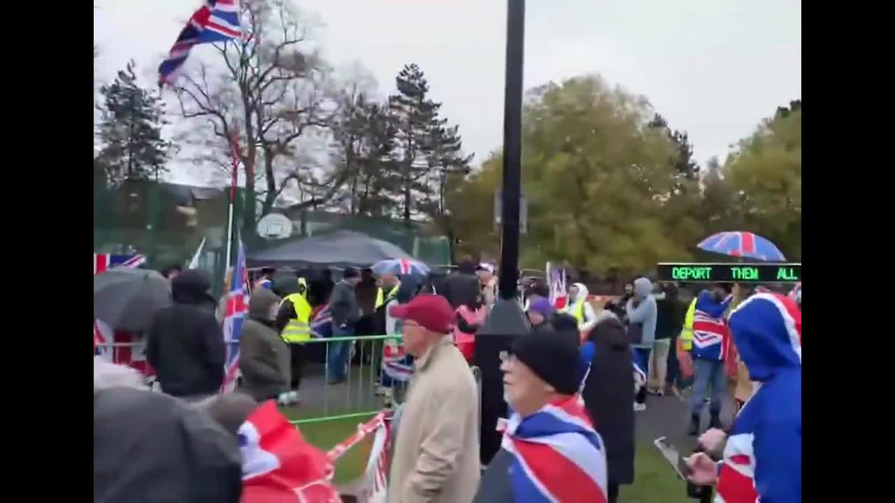 Large protest and counter-protest outside asylum hotel in Southampton, UK