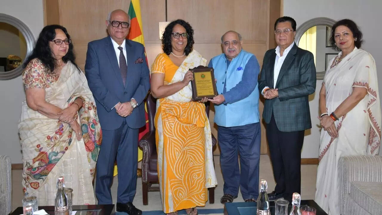 Hindu College alumni meet Sri Lankan Prime Minister Dr Harini ...