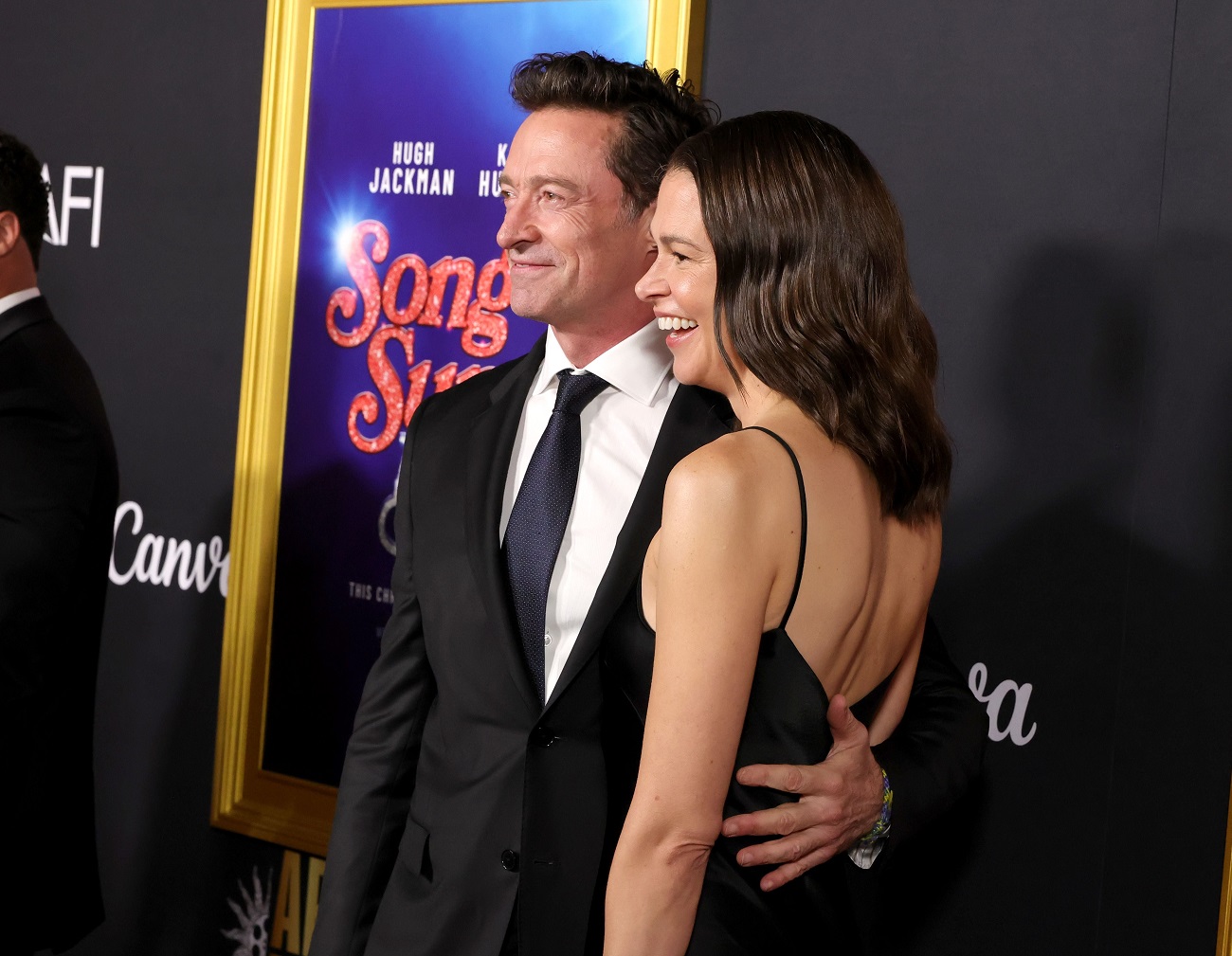 Hugh Jackman officialise son couple avec Sutton Foster sur le tapis ...