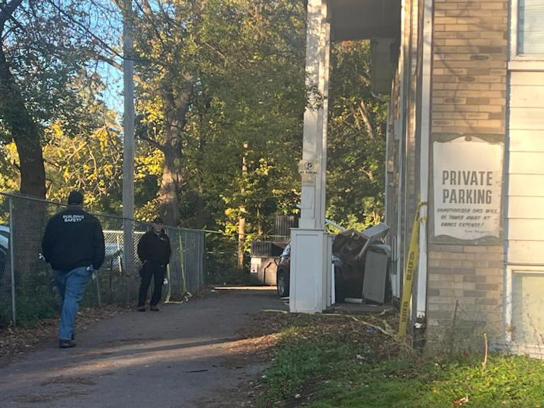 Stolen car crashes into Lansing apartment building, suspects in custody ...