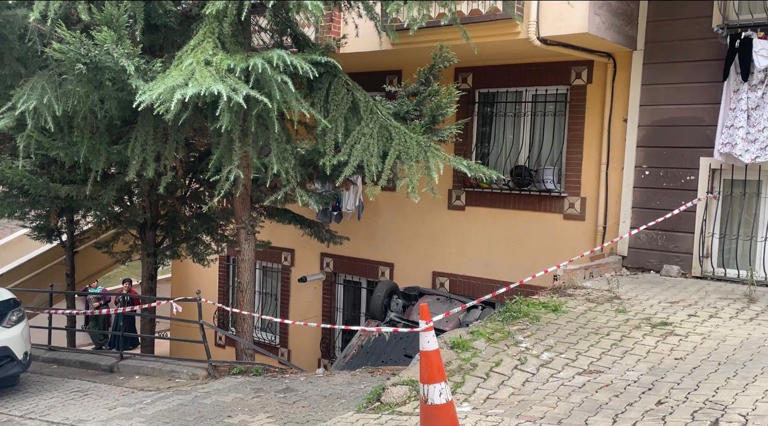 Fren yerine gaza basan sürücü bahçeye uçtu