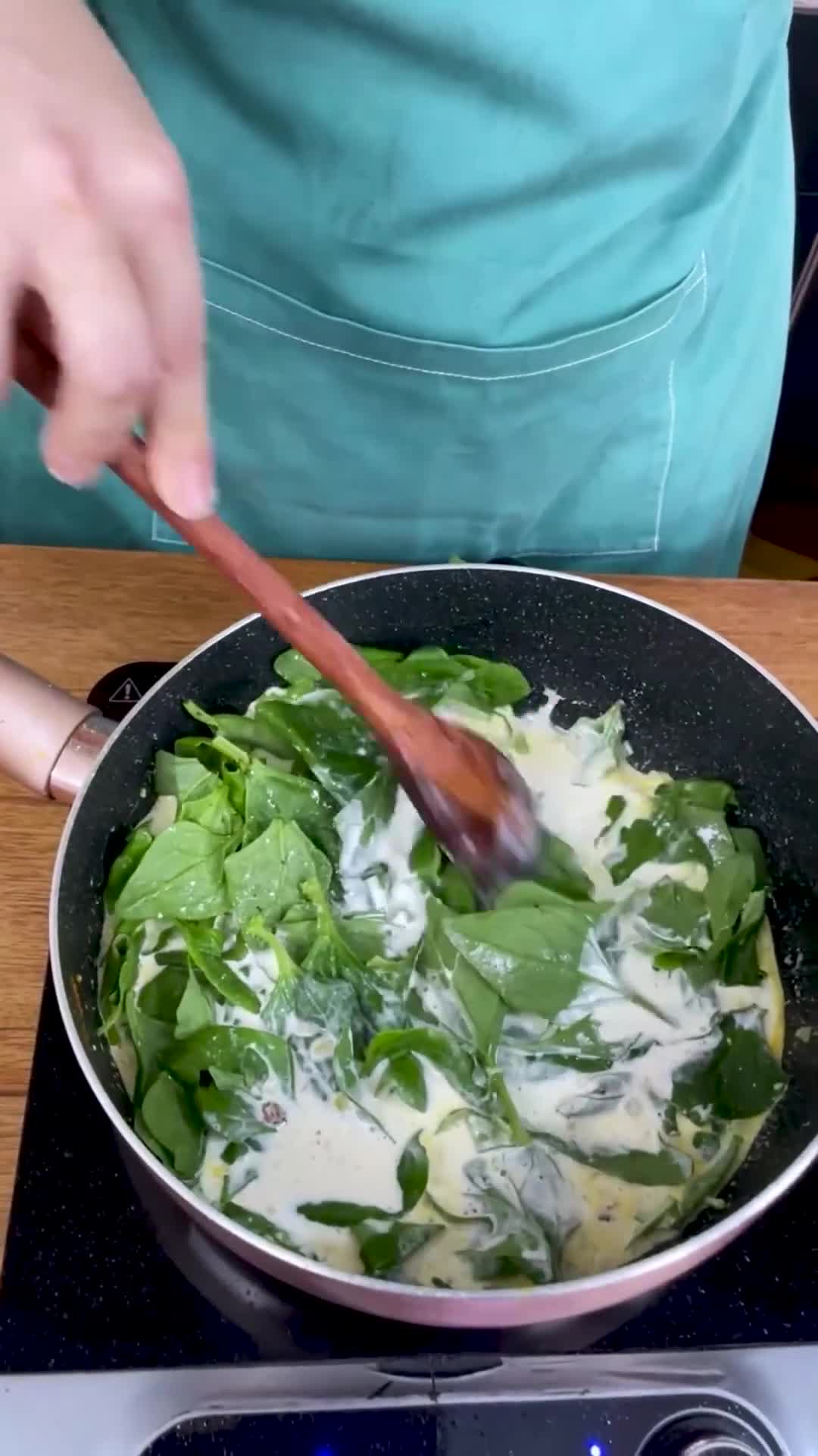 Filete de pollo con salsa blanca y espinacas: aprende cómo hacerlo paso ...