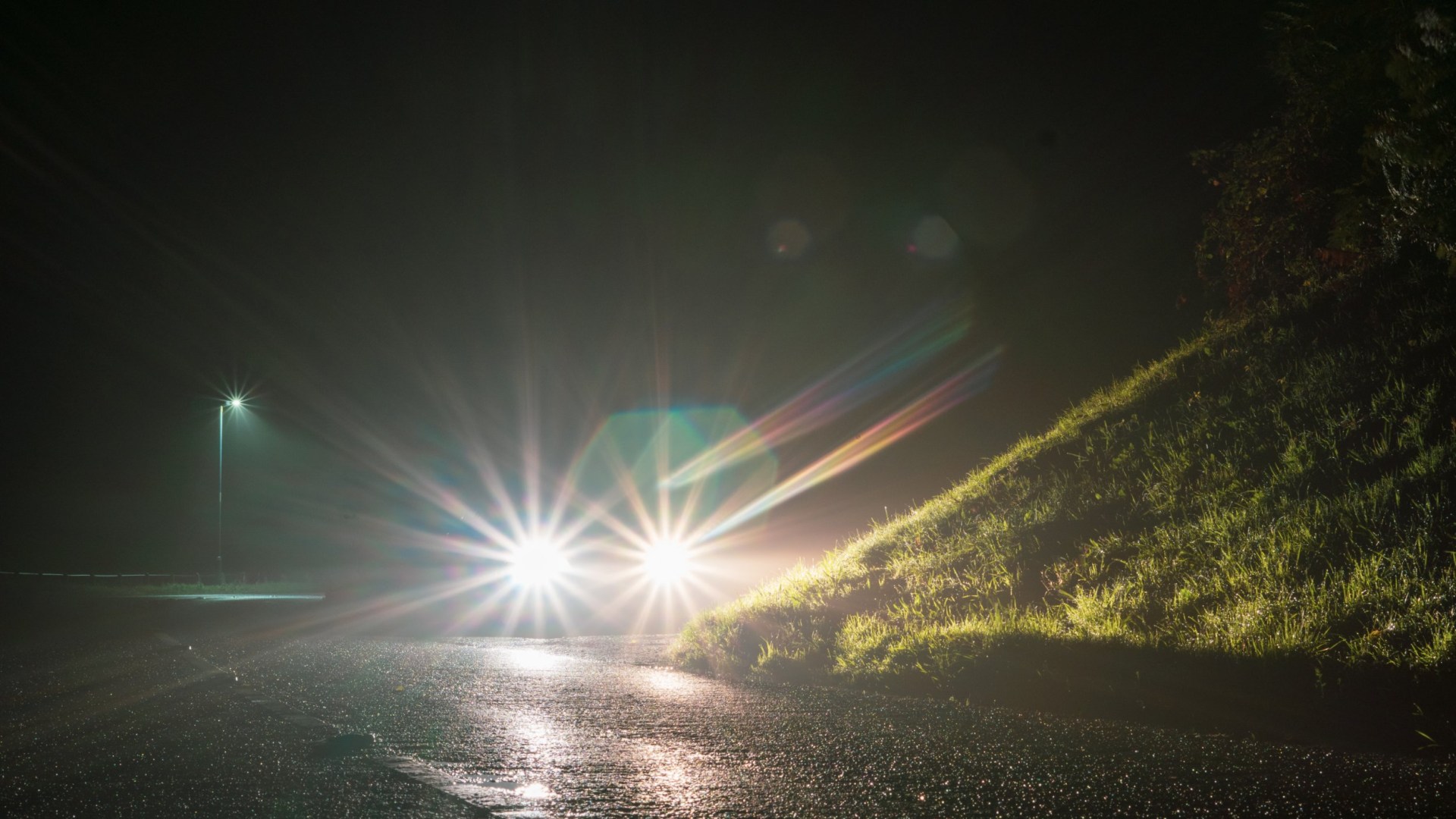 Why car headlights have become more dazzling