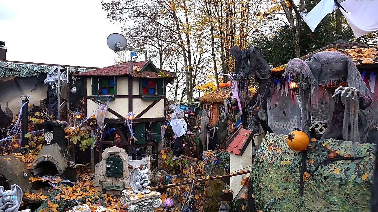 Haunted mansion in Germany thrills visitors for Halloween