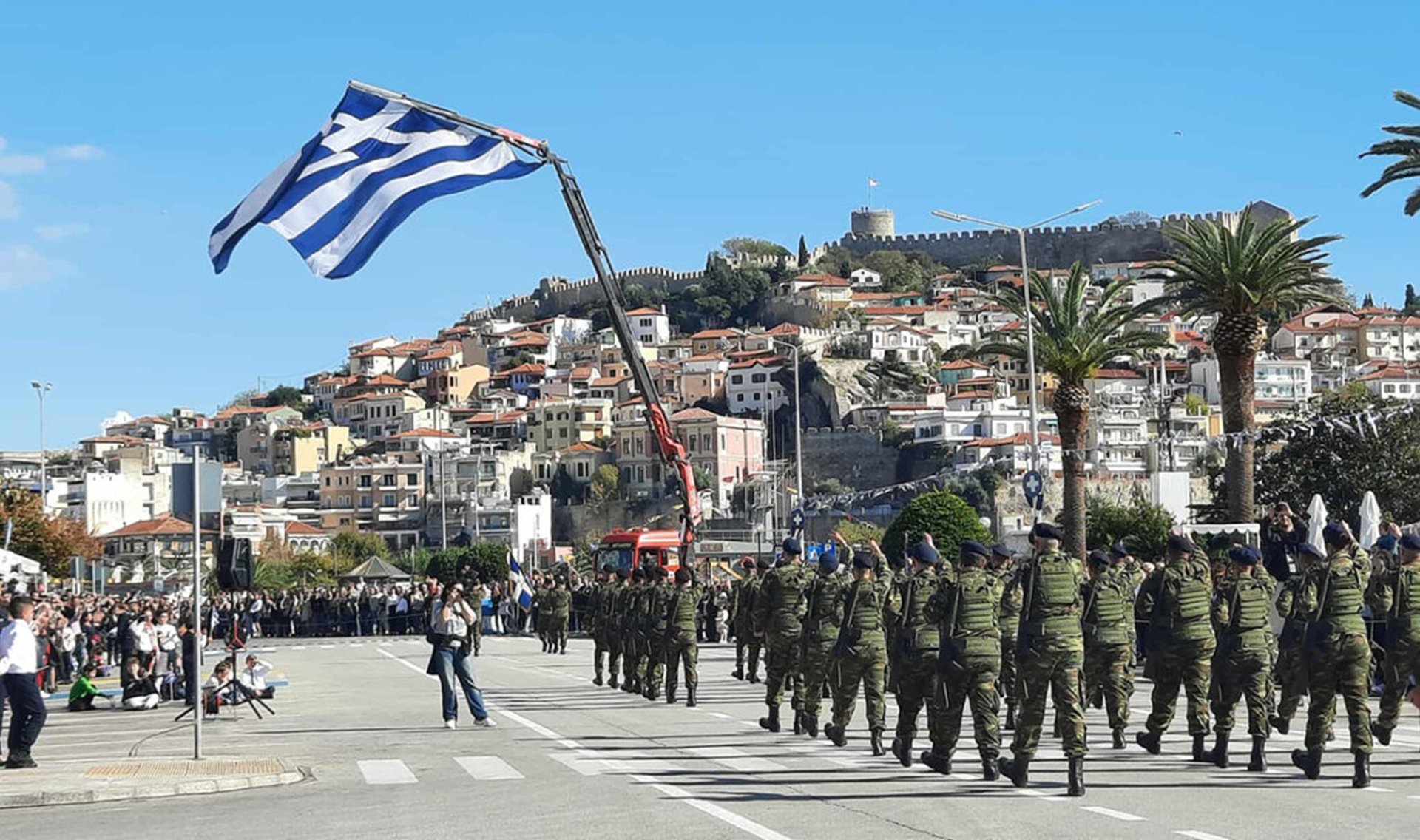 Καβάλα: Έπεσε drone ανάμεσα στους παρελαύνοντες – Συνέχισαν απτόητοι ...