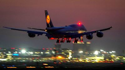 "Allahu Akbar"-Rufe an Bord: Lufthansa-Passagier greift Jugendliche mit ...