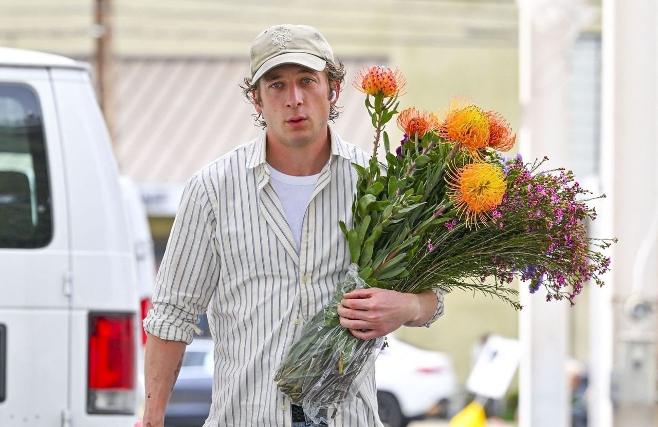 L’astuce de Jeremy Allen White pour faire le parfait bouquet de fleurs