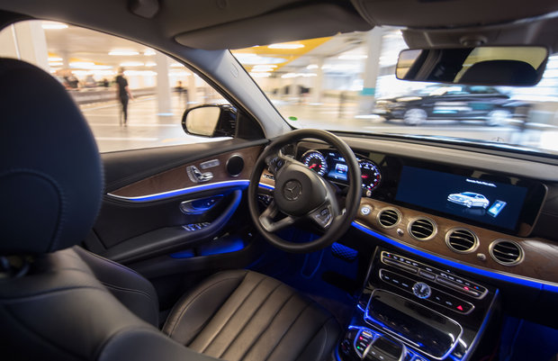 Compañía de seguros propone libreta de chofer… para coches sin chofer