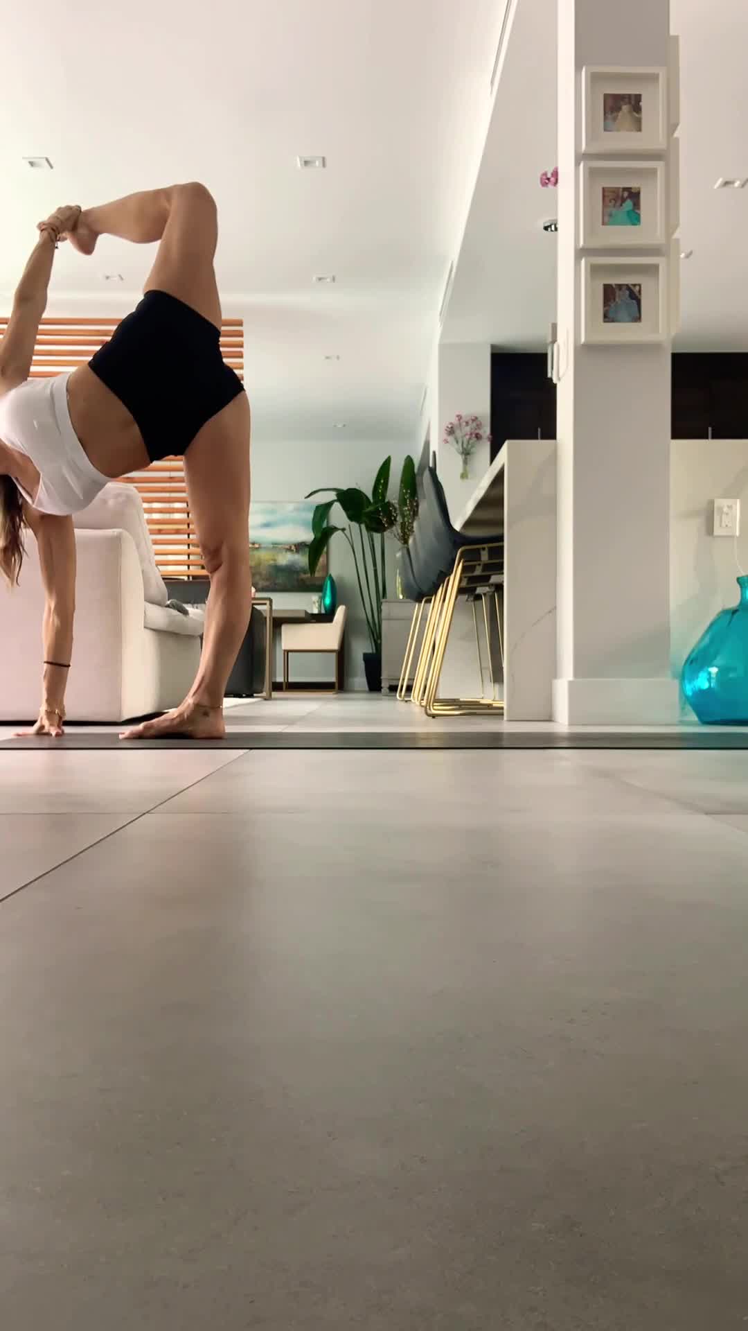 Morning yoga flow #yoga #shortvideo #yogapractice #yogaflow #stretching #flexibility #viral #yoga