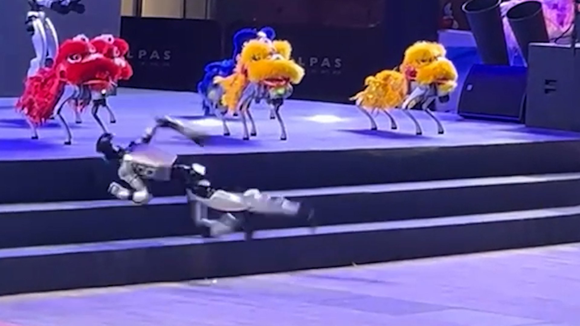Ultra-realistic robot falls during performance and is left flailing on ...