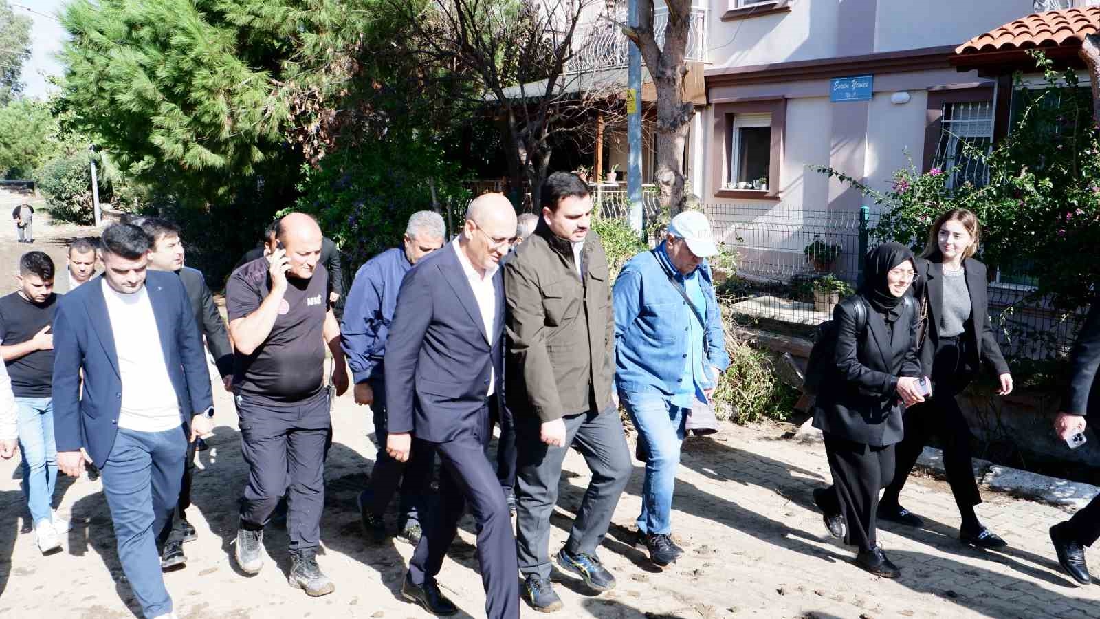 AK Parti Genel Sekreteri İnan, Foça’da selden etkilenen mahalleleri ...