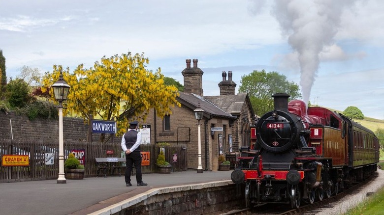 This Scenic Train Ride Through The English Countryside Boasts Gorgeous ...