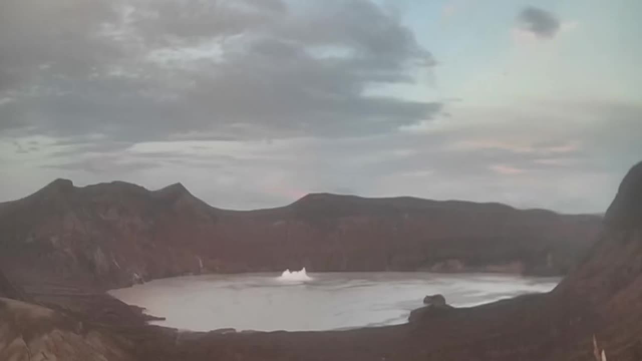 Time-lapse video captures ash plume from Taal Volcano’s Main Crater in ...