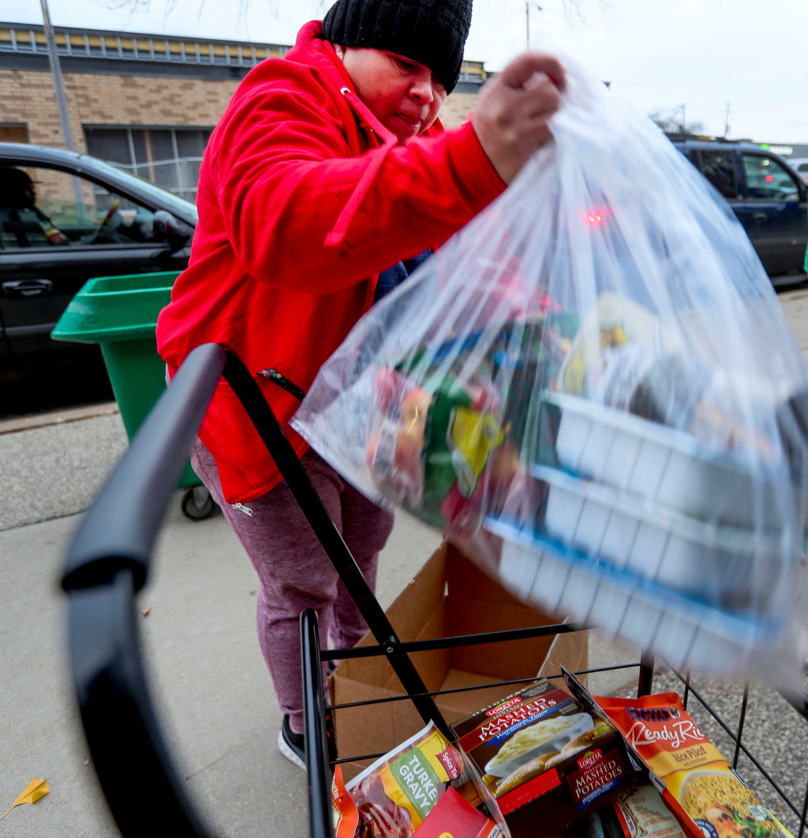 Milwaukee, county launch food drive during stop of FoodShare benefits ...