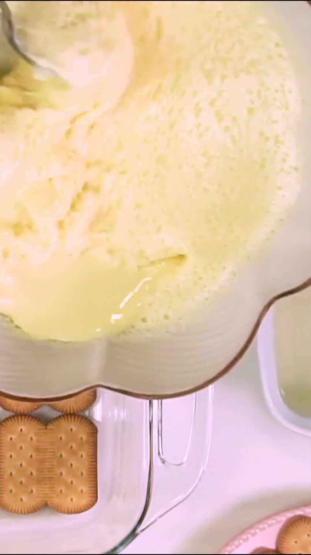 Postre helado con galletas y ensalada de frutas #culinaria