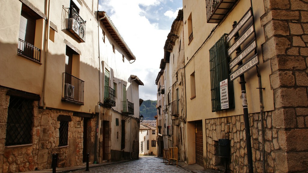 El pueblo de Guadalajara que parece detenido en el Siglo de Oro y tuvo ...