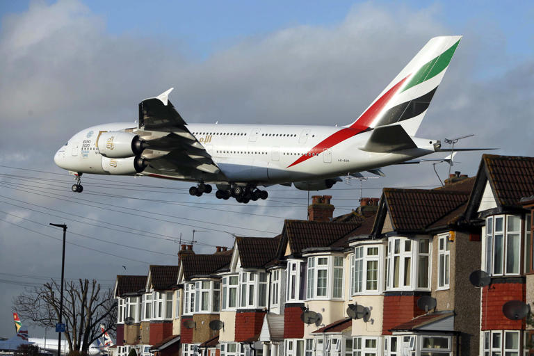 Heathrow 3rd runway: Ministers say planes eco-fuel goal may be missed