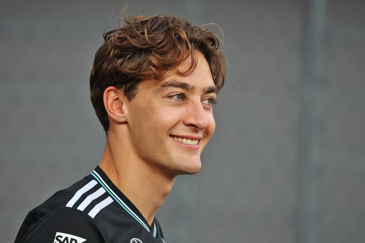 Russell krijgt hilarisch cadeau van medecoureur tijdens kerstspel