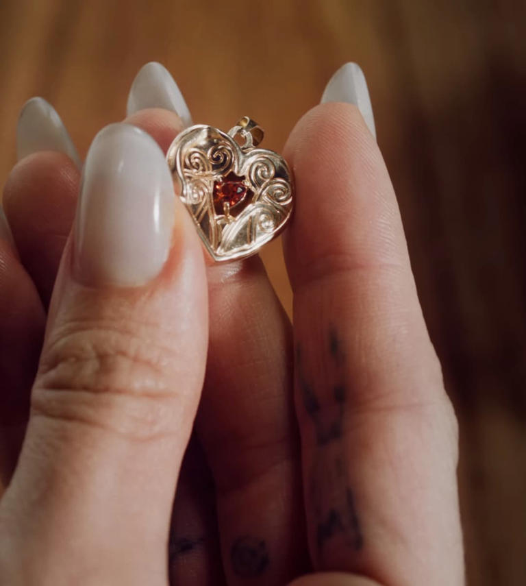 Is Rosalía sending a message to Rauw Alejandro? Birthstone, fox, and ...