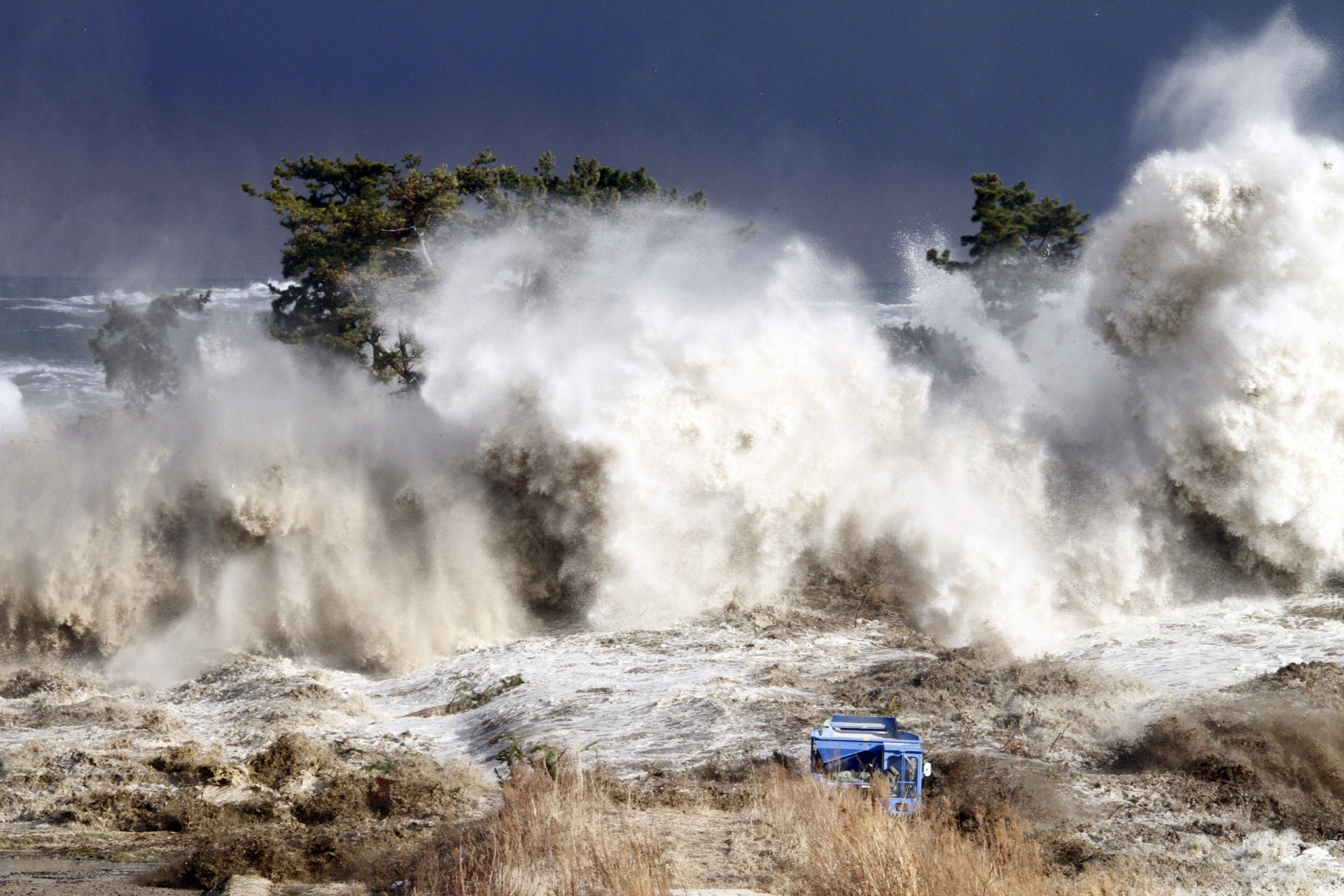Experts say tsunami in Europe is 100% certain