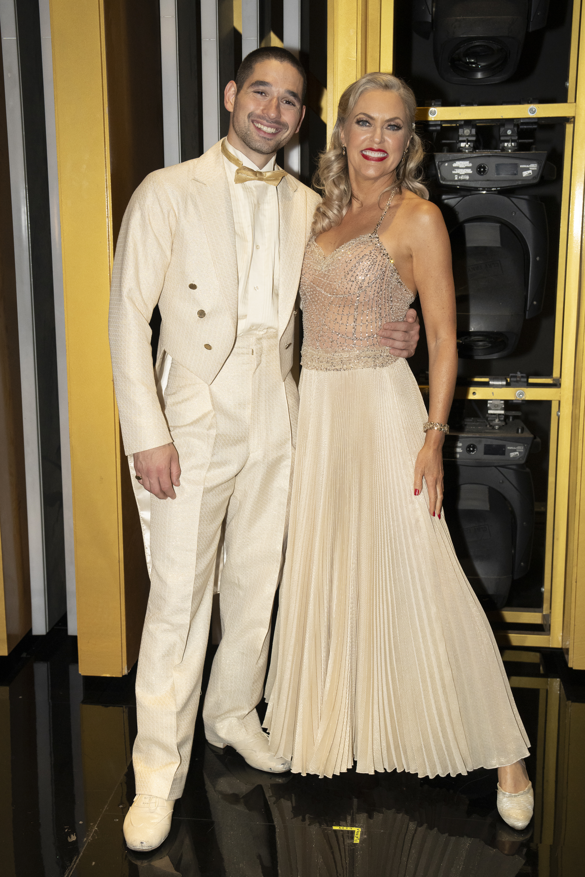 Elaine Hendrix misses ‘DWTS’ Halloween Night after injury lands her in ...