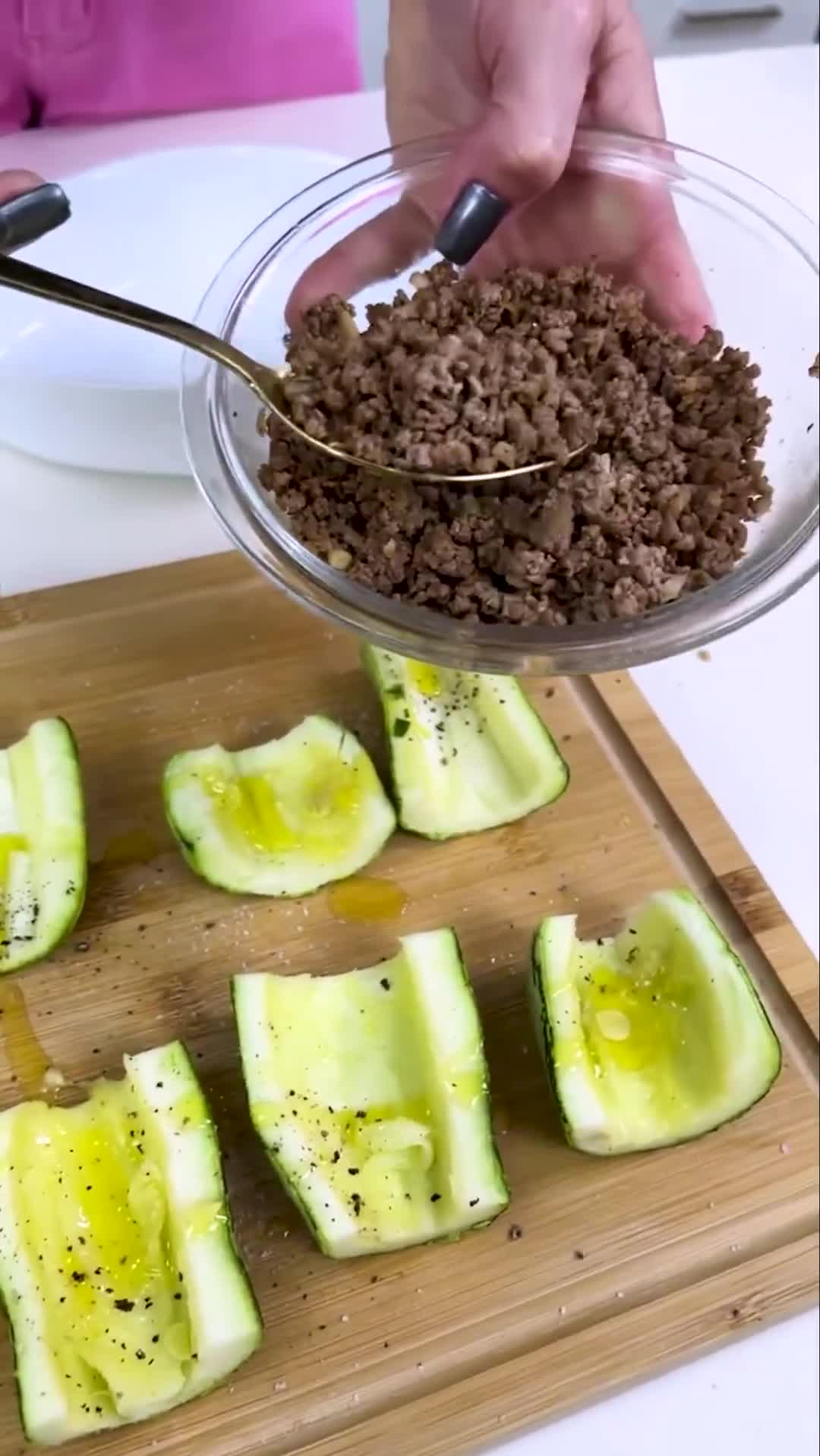 Calabacín relleno cocinado en el microondas: aprende cómo hacerlo paso ...
